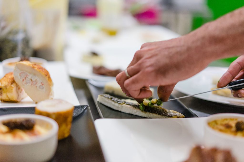 Les services traiteurs pour plateaux-repas : une nouvelle tendance